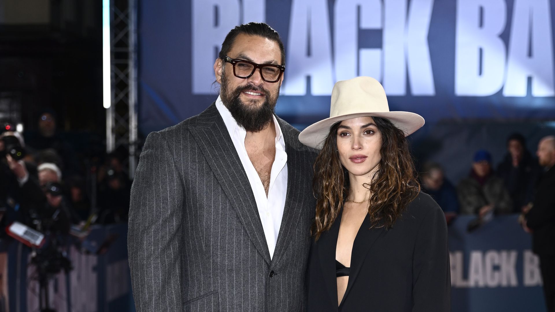 Süß: Jason Momoa posiert mit Adria Arjona auf dem Red Carpet