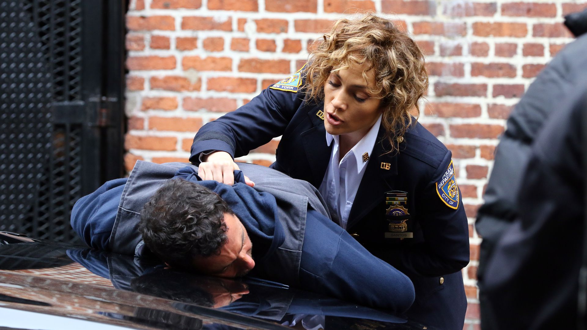 Verbrecher, aufgepasst! So knallhart ist J.Lo als Polizistin ...