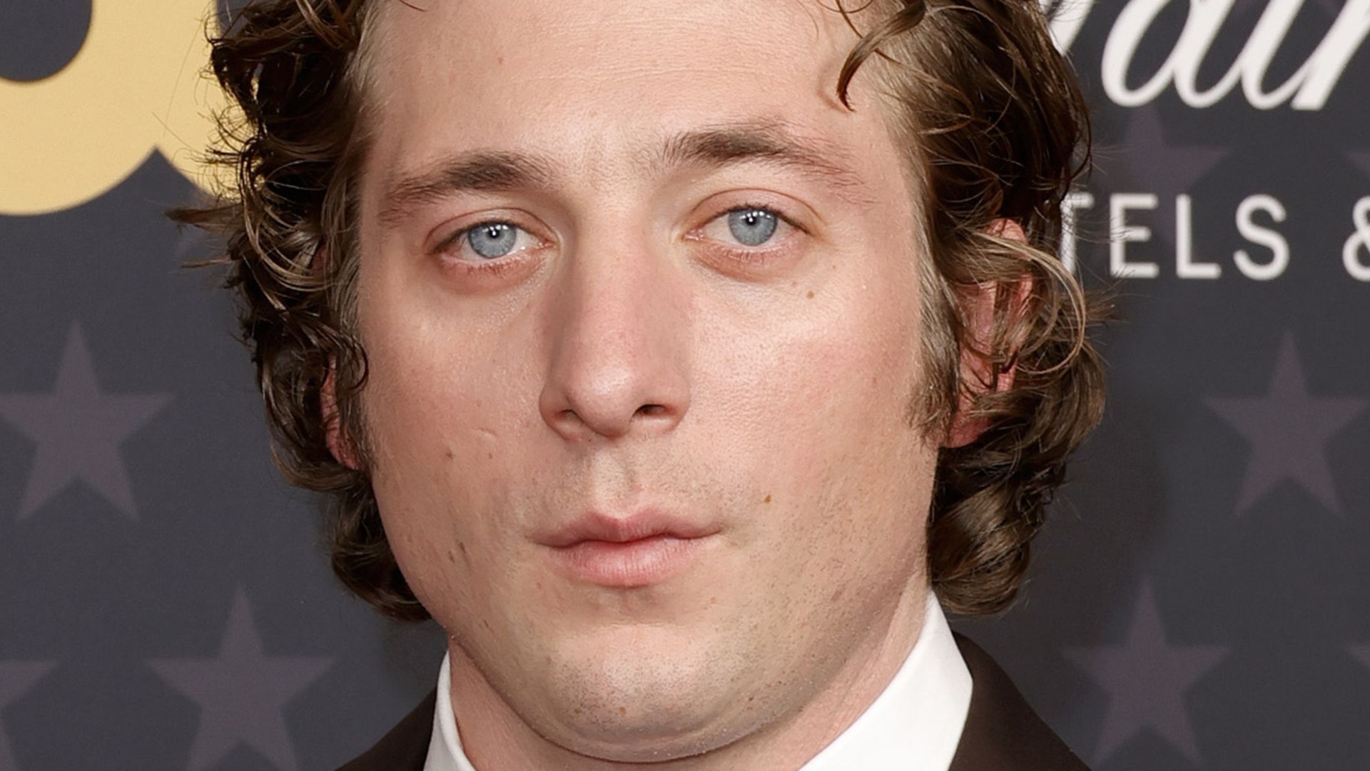 Wegen der Kids: Jeremy Allen White wird auf Alkohol getestet