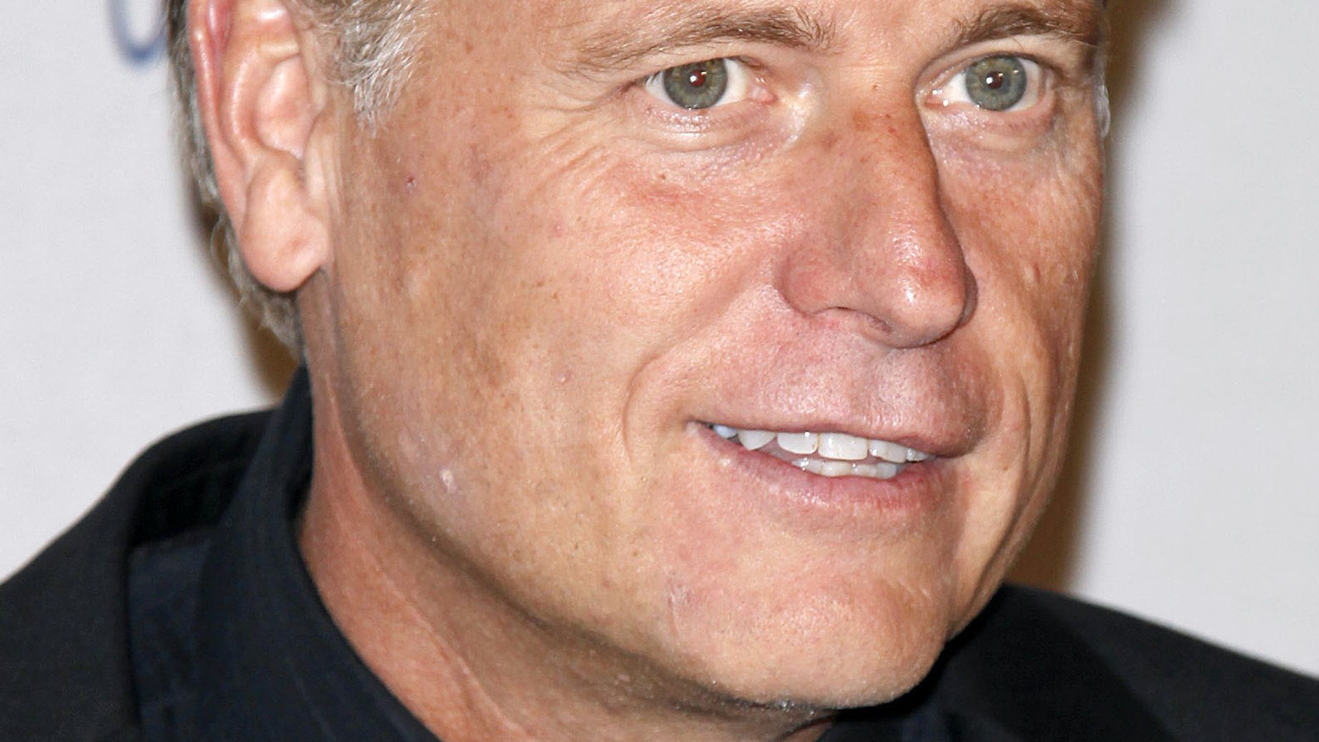 Joe Simpson findet Schwulen-Gerüchte lächerlich | Promiflash.de