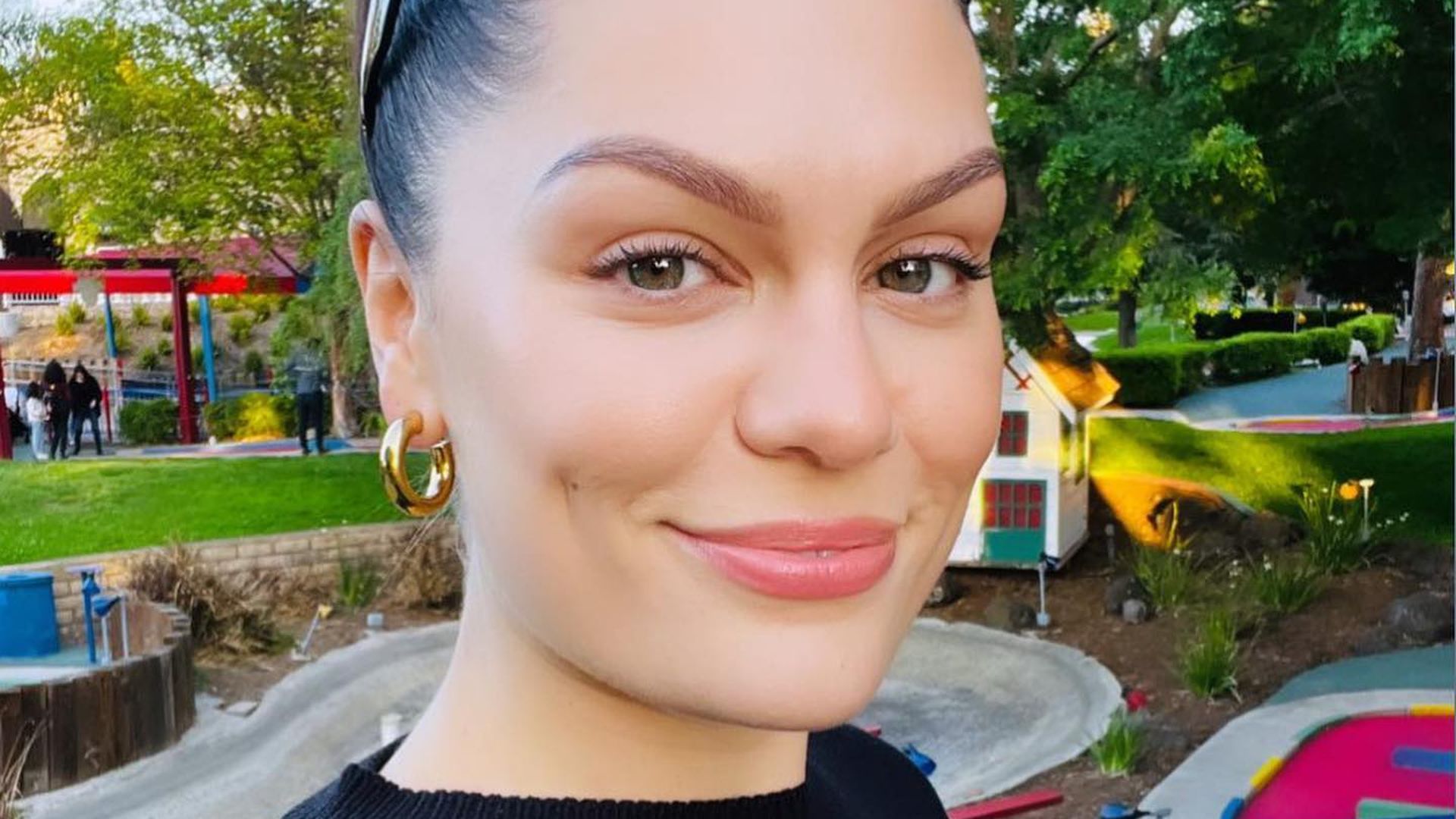 Total putzig! Schwangere Jessie J übt schon mal das Mamasein