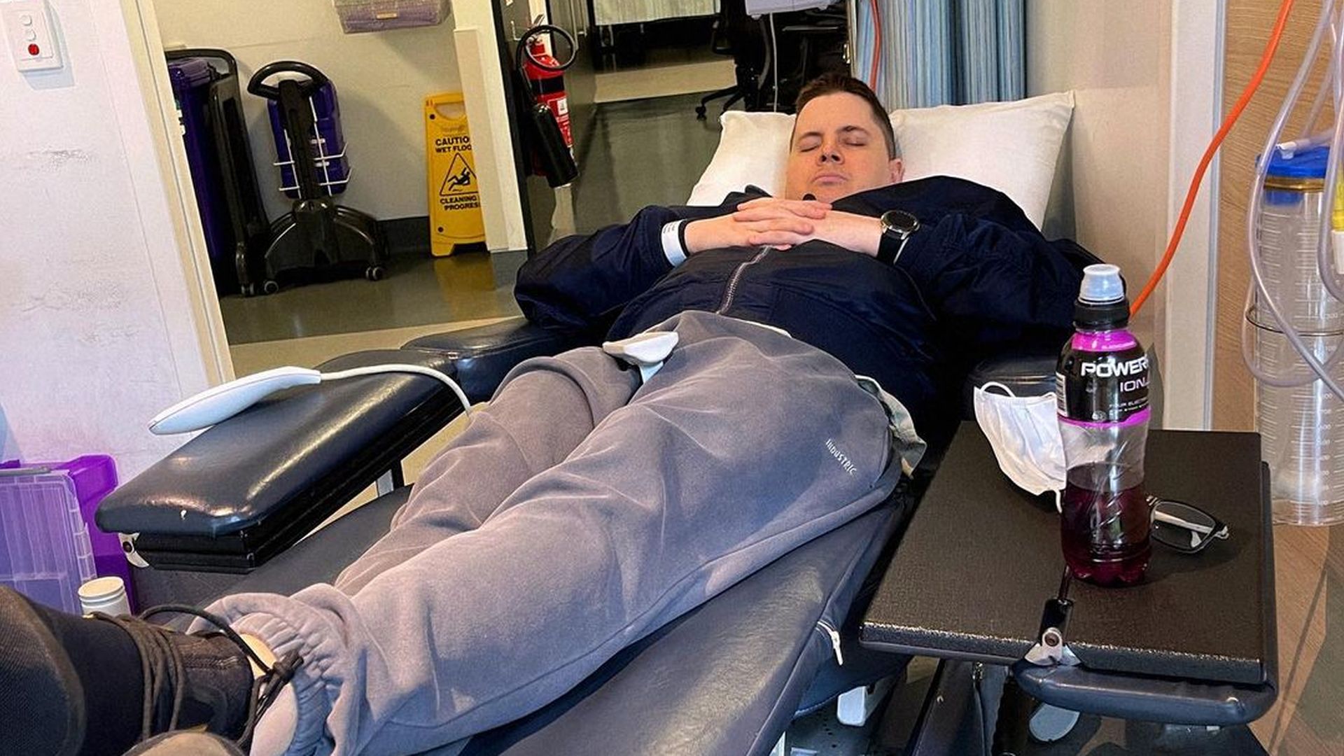 Fünf Jahre Krebskampf: Johnny Ruffo schläft bei der Chemo
