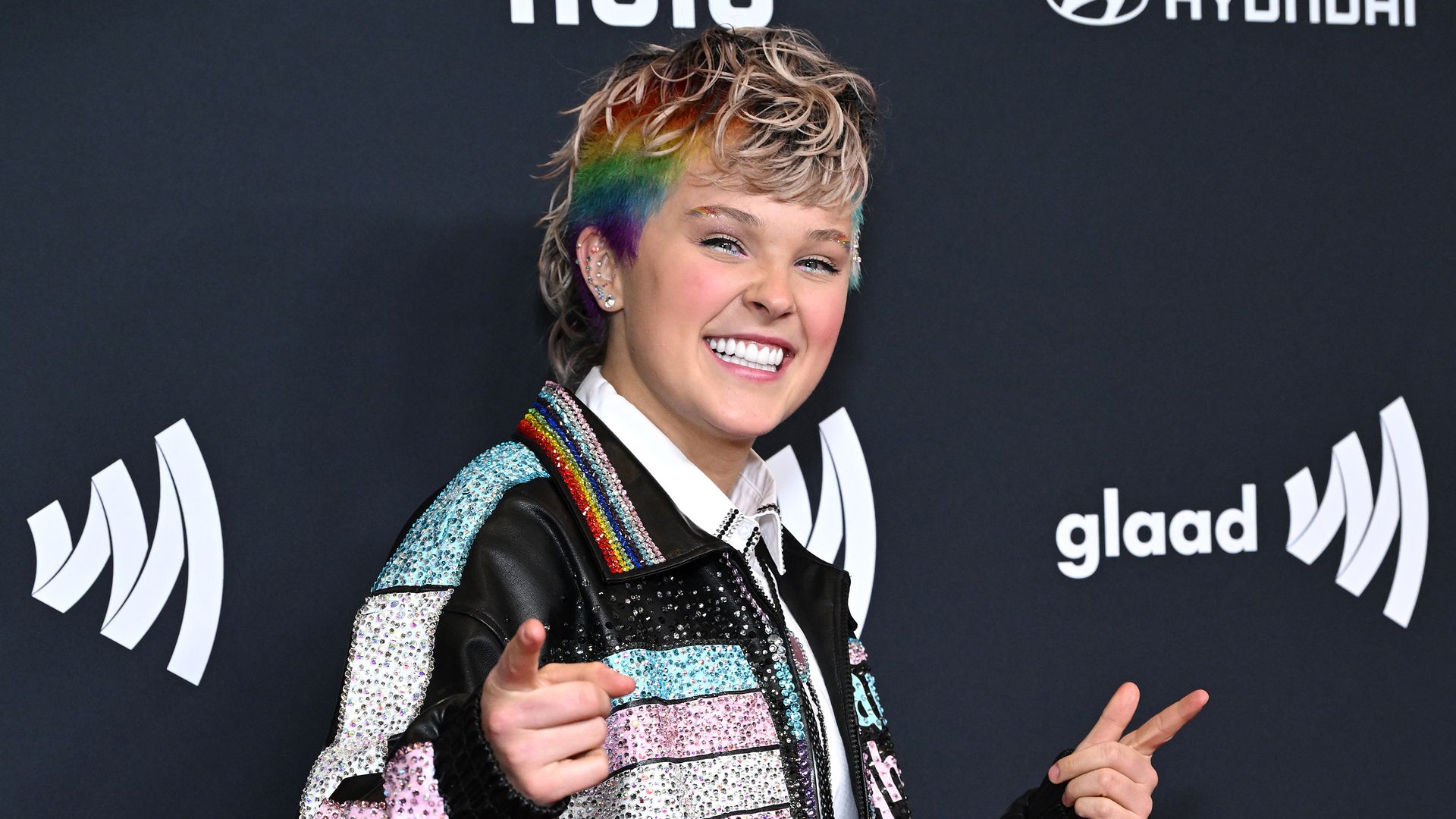 JoJo Siwa präsentiert Regenbogen-Frisur bei den GLAAD Awards