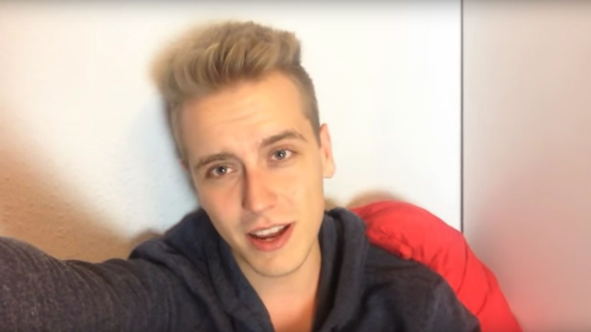 OMG, wisst ihr noch? Das ist Juliencos 1. YouTube-Video! | Promiflash.de