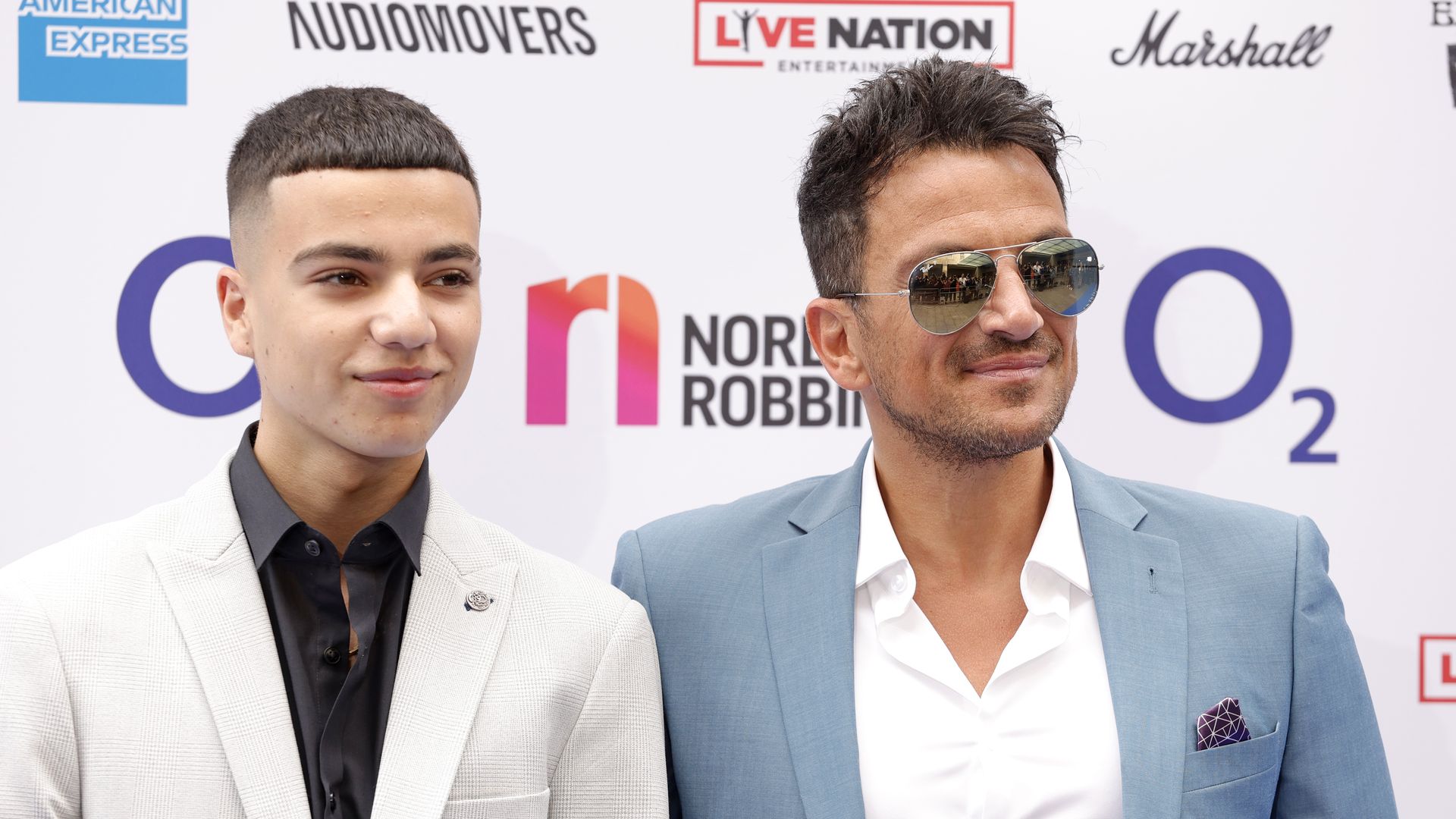 Papa ist stolz: Peter Andres Sohn darf jetzt Auto fahren!