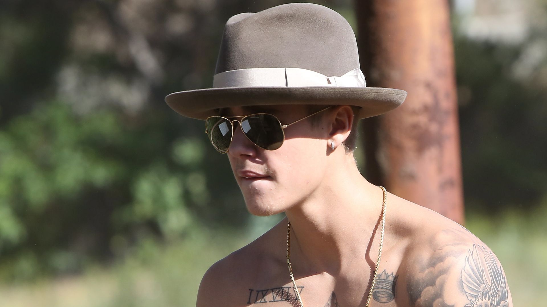 Howdy! Justin Bieber shirtless beim Reiten | Promiflash.de