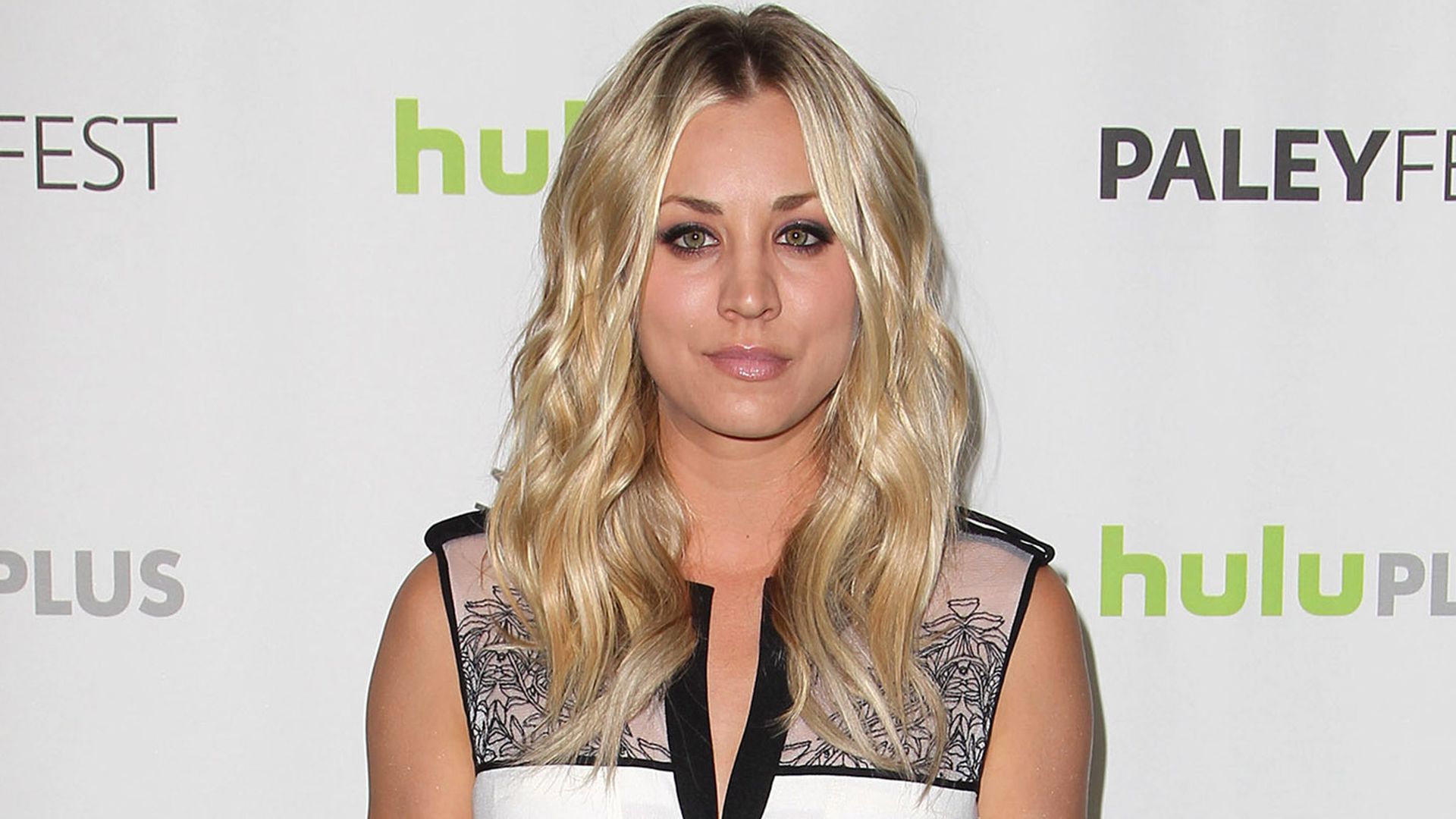 Ungewohnt! Kaley Cuoco im lockeren Grafik-Look | Promiflash.de