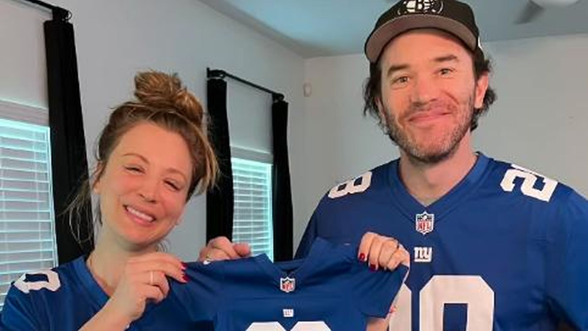 Süß! Kaley Cuoco und Tom Pelphrey posieren mit Baby-Trikot