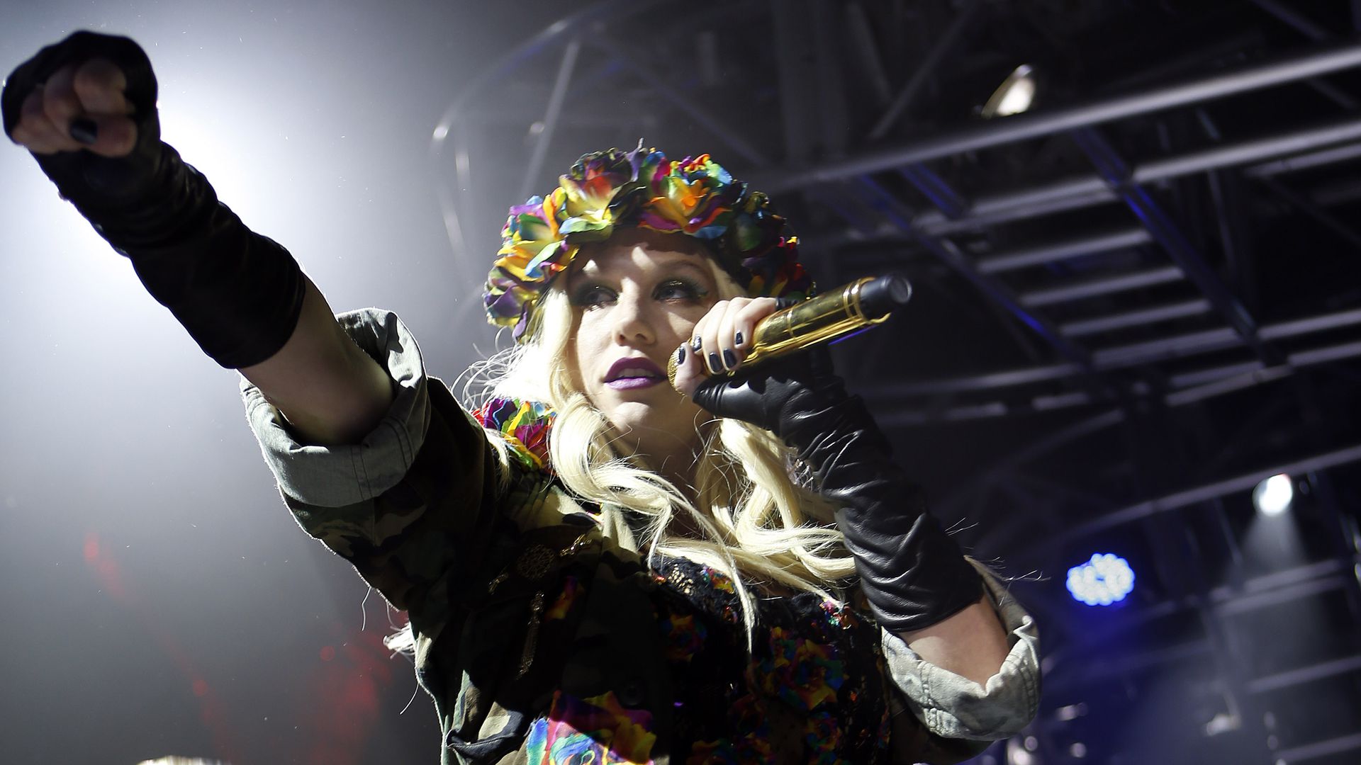 Hoppla: Ke$ha überrascht mit seitlichem Po-Blitzer | Promiflash.de