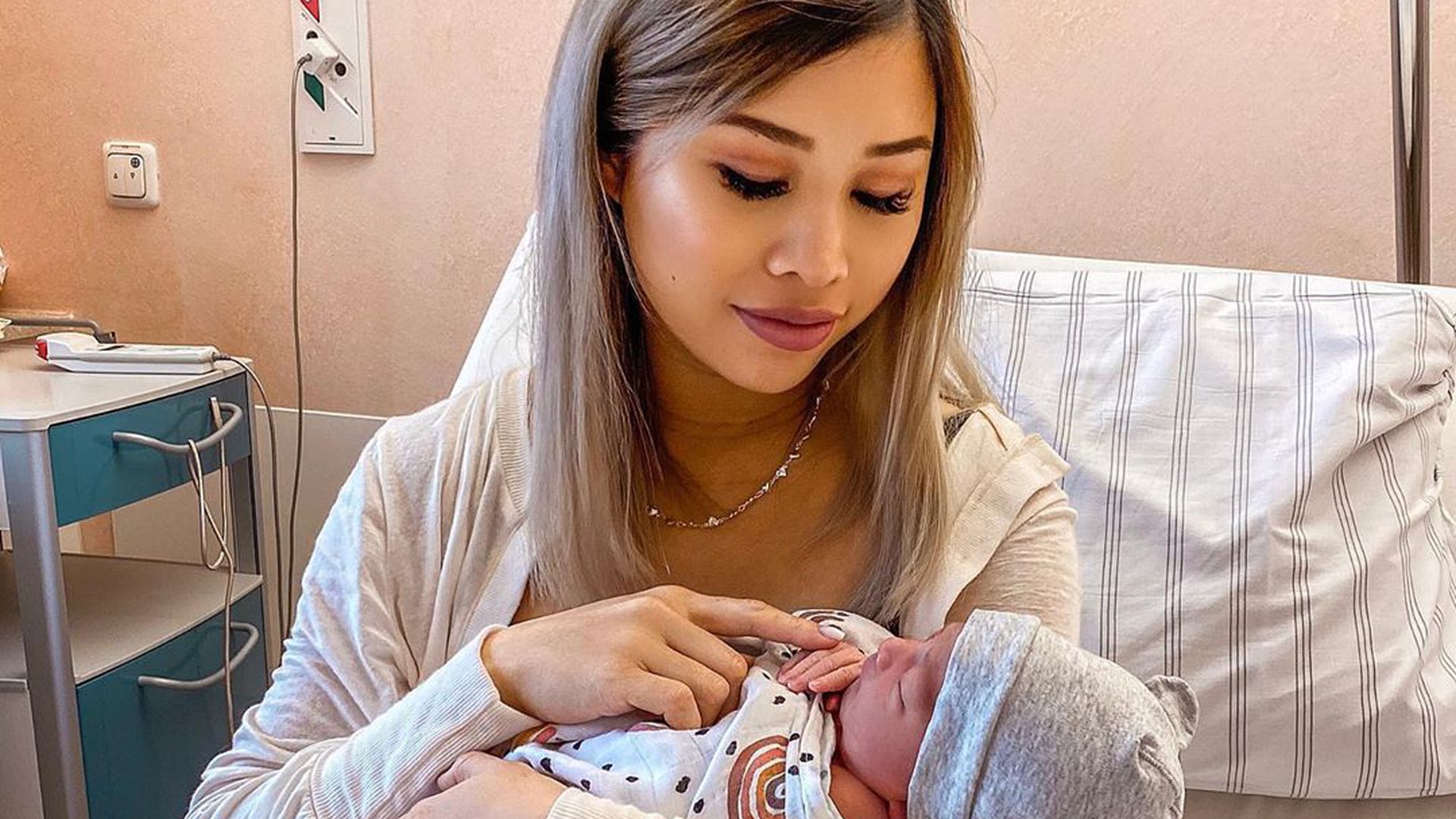 Neu-Mama Kisu postet erstes richtiges Mama-Baby-Bild!