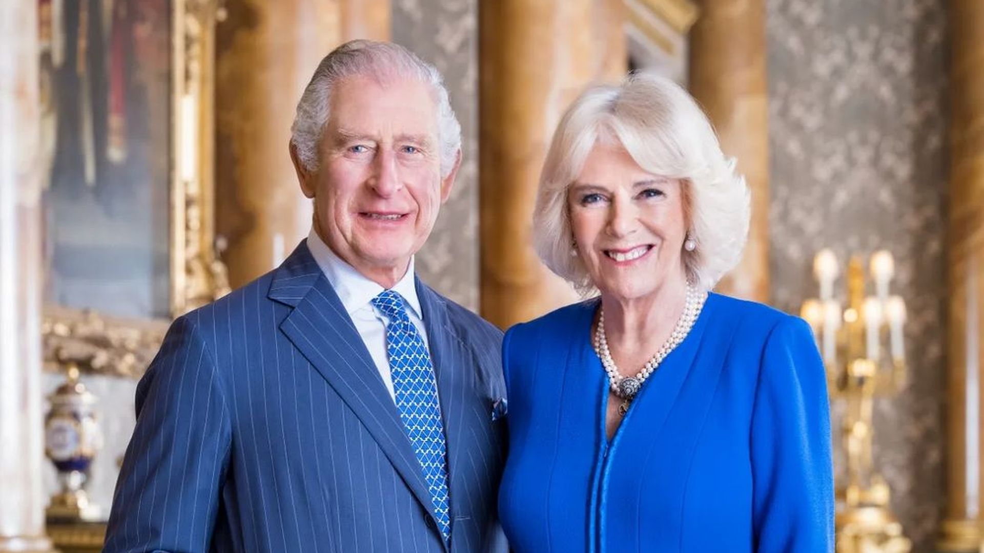 Vor Krönung: König Charles und Camilla strahlen auf Porträt