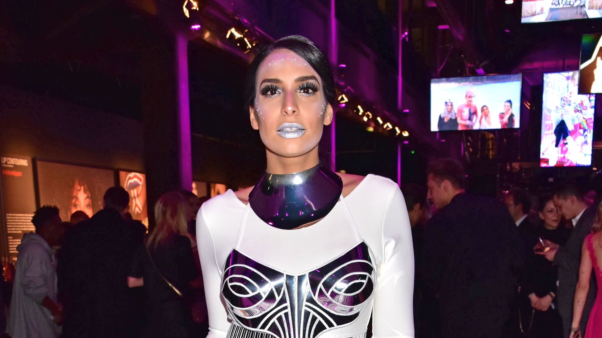 Nach Curvy-Model-Debüt: Lamiya Slimani feiert ihren Körper! | Promiflash.de