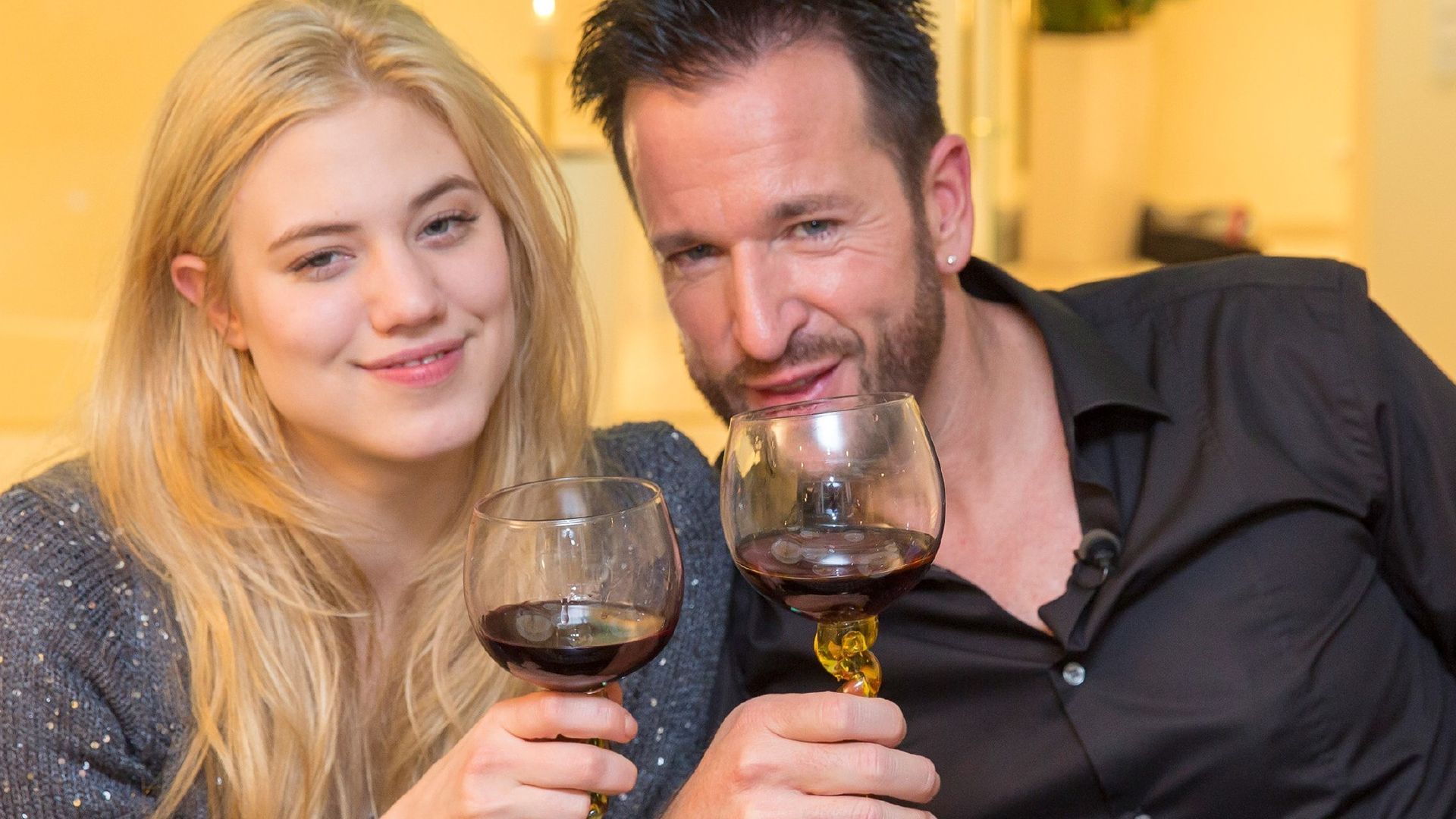 Irre! Larissa gratuliert Wendler mit Po-Platscher | Promiflash.de