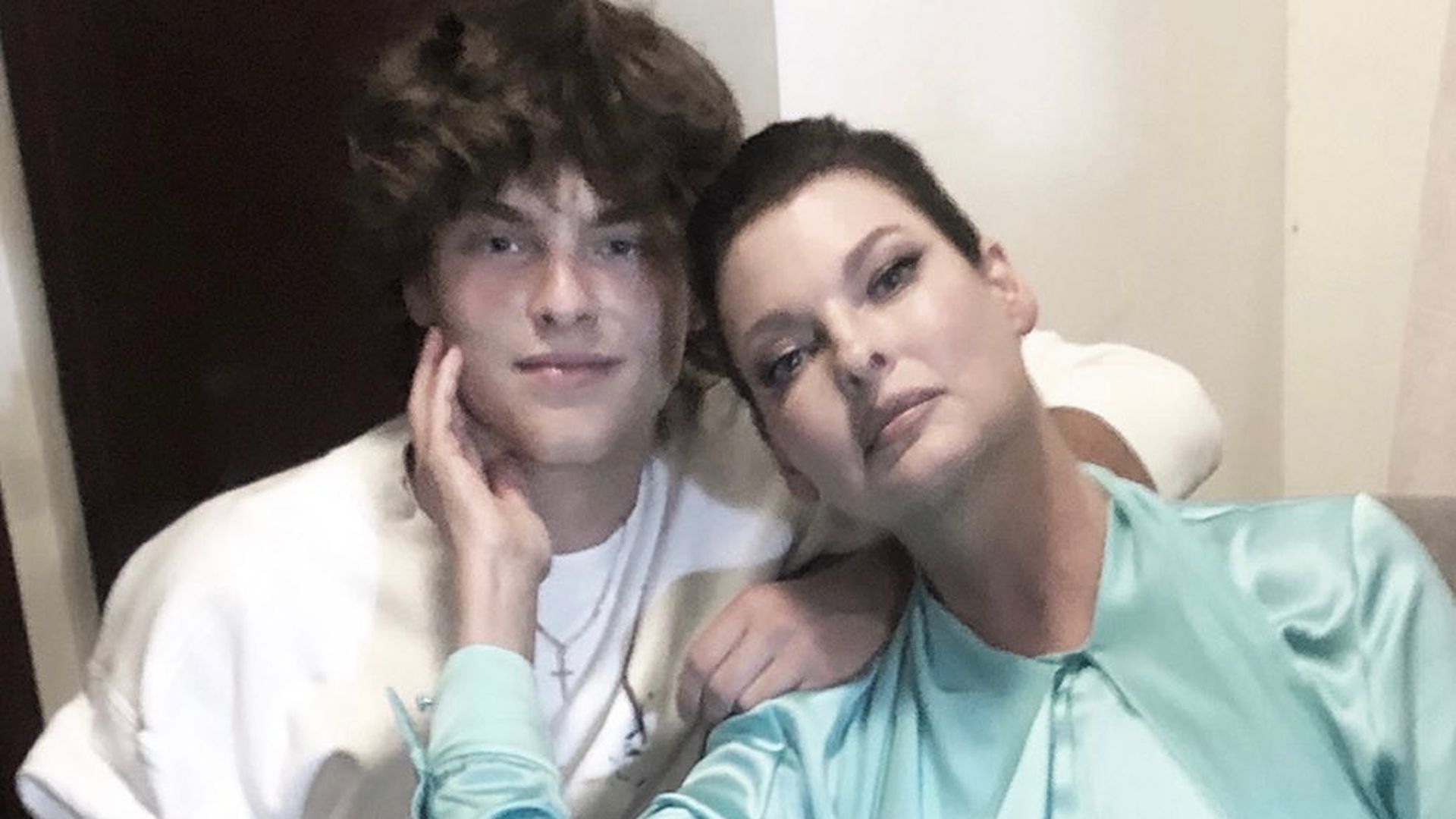 Zum 16. Geburtstag: Linda Evangelista teilt Foto von Sohn