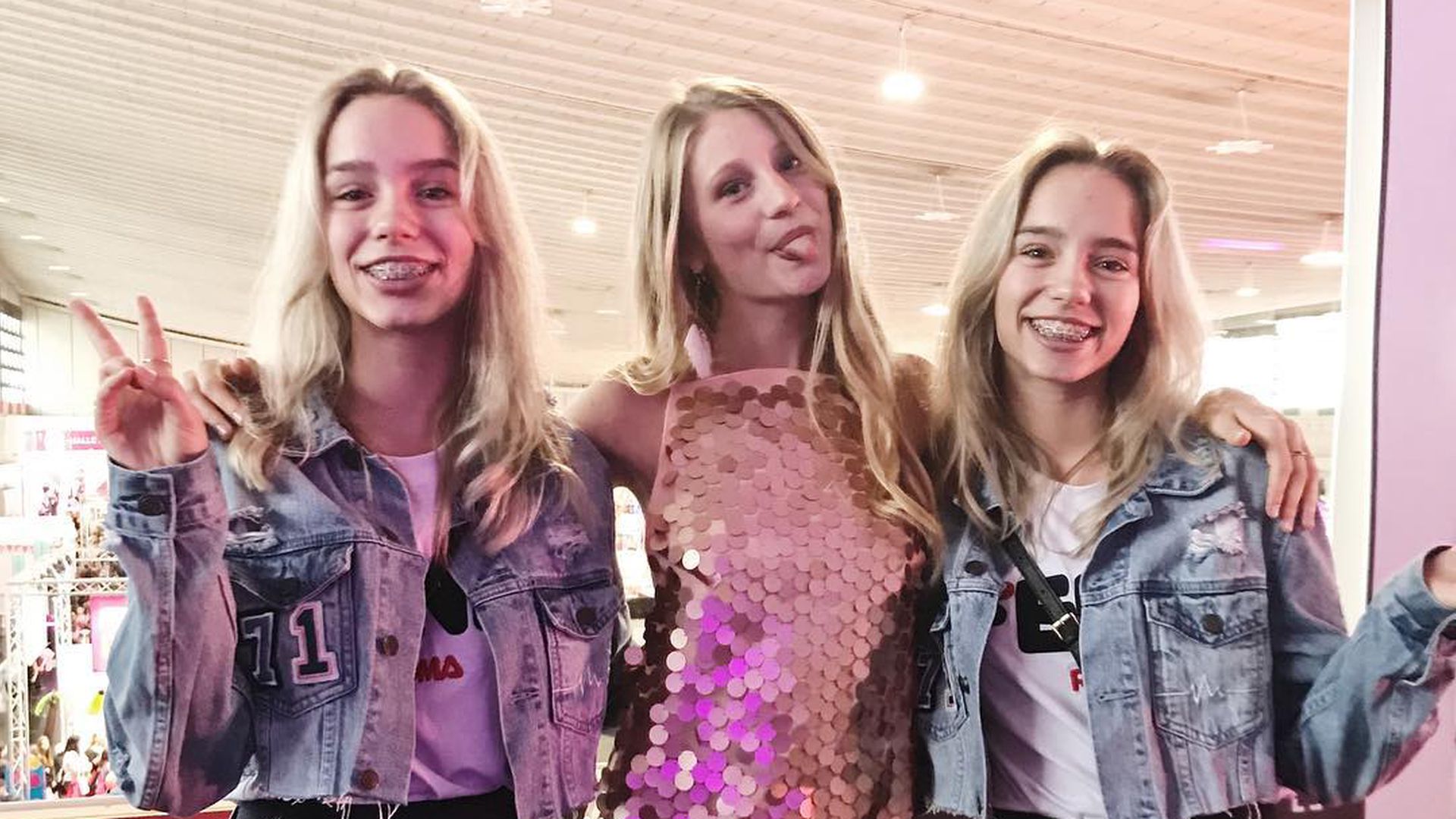 Wie Drillinge: GNTM-Trixi sieht hier aus wie Lisa & Lena! | Promiflash.de