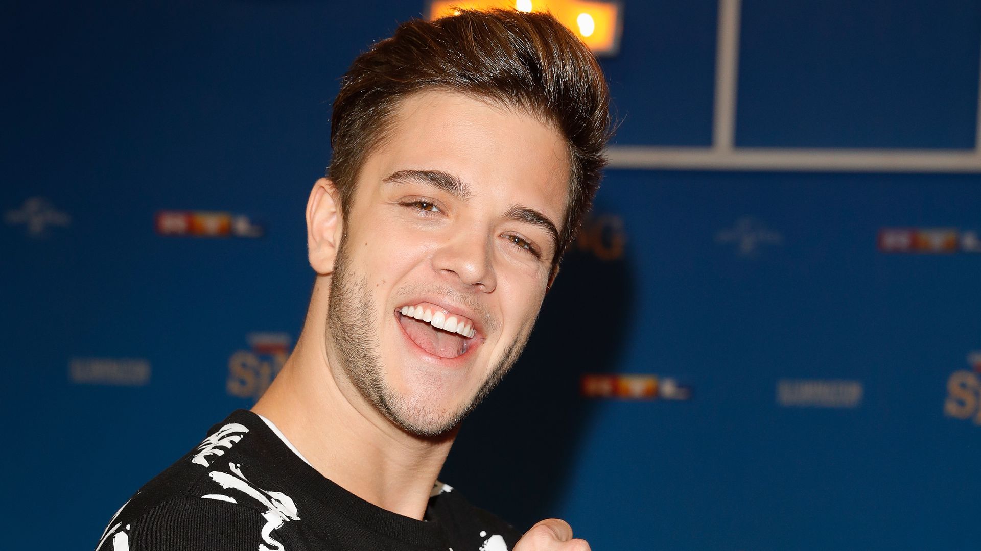 So süß: Luca Hänni spielt Unplugged-Konzert für Straßenhunde ...