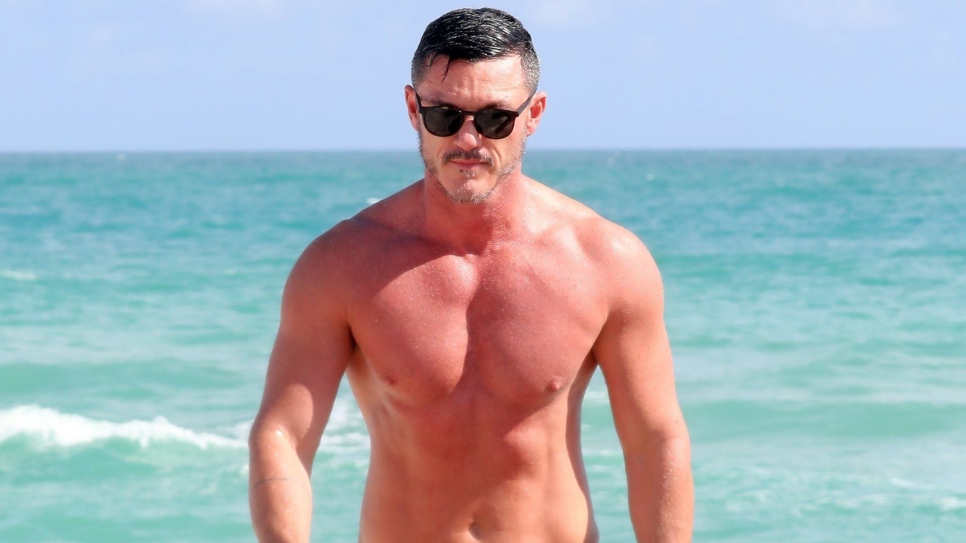 Sexy Anblick: Luke Evans trägt am Strand enge Mini-Badehose