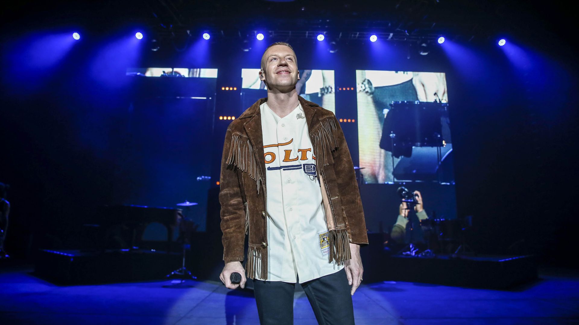 Keine Groupies! Macklemore chillt backstage mit seinem Baby | Promiflash.de