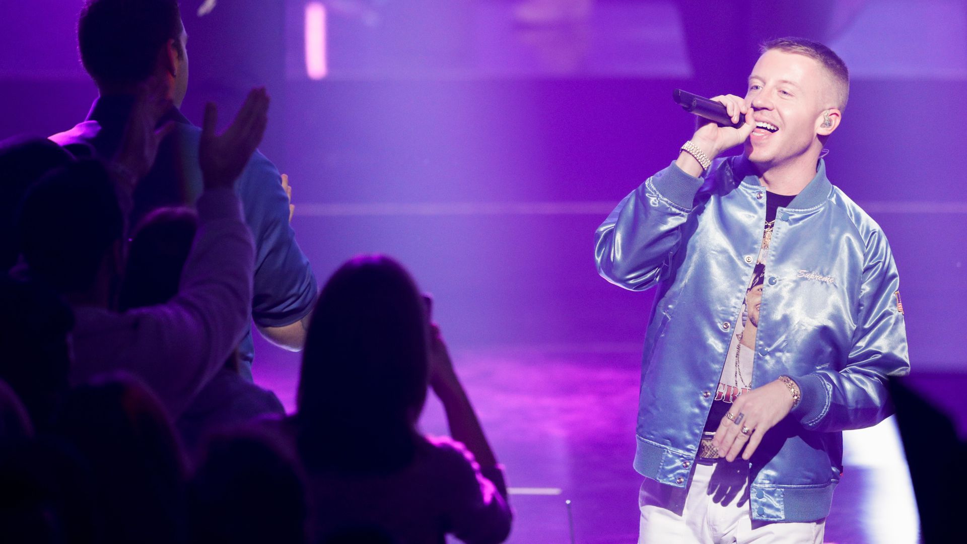 Keine Groupies! Macklemore chillt backstage mit seinem Baby | Promiflash.de