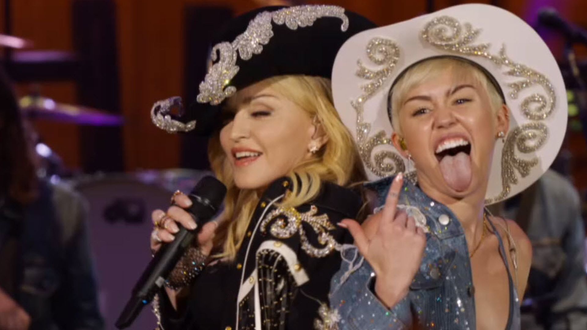 Cowgirl-Action! Madonna macht's mit Miley Cyrus | Promiflash.de