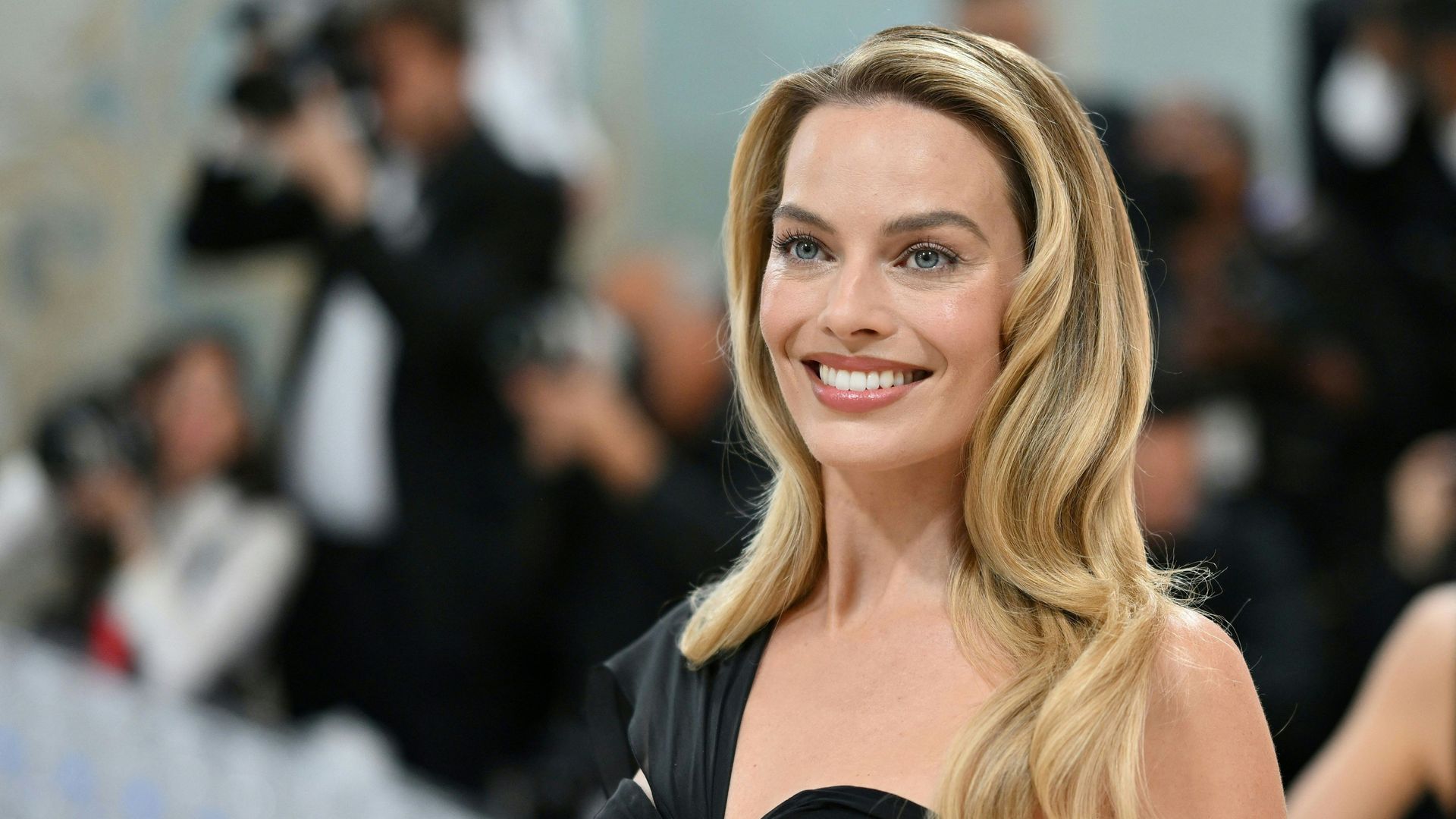 "Barbie" Margot Robbie strahlt in Pink auf berühmtem Cover!