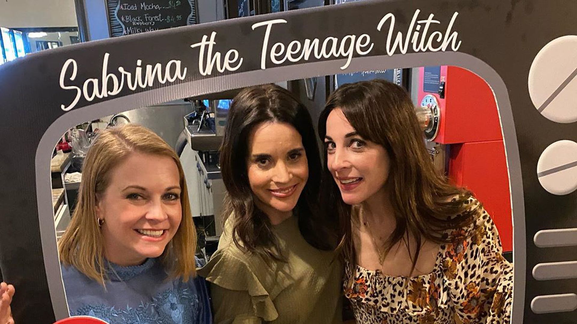 "Sabrina"-Cast und Crew feiern Riesen-Reunion nach 17 Jahren