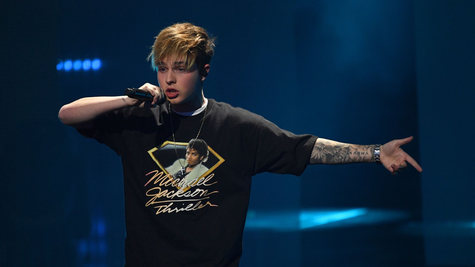 Schule & Musikkarriere: Sänger Mike Singer zeigt wie's geht!