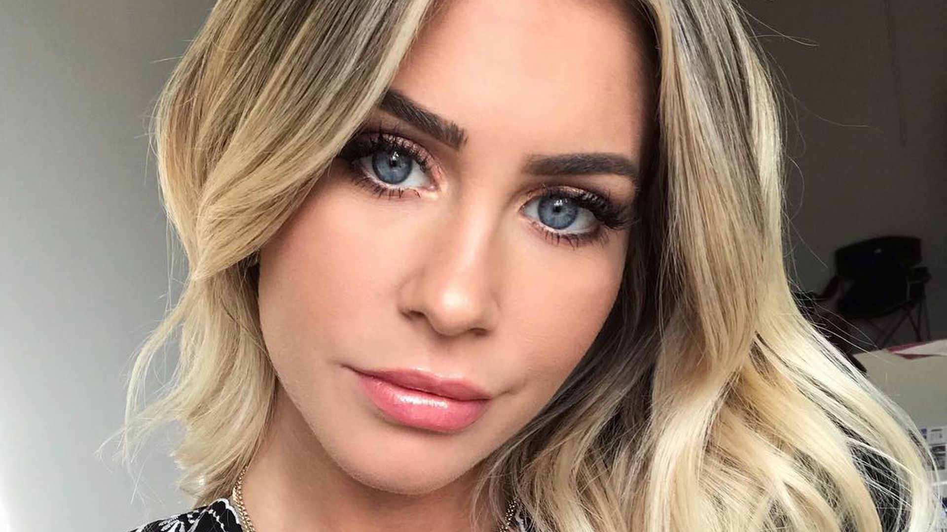 Netz-Beauty Mrs. Bella: Für die Schönheit unters Messer? | Promiflash.de