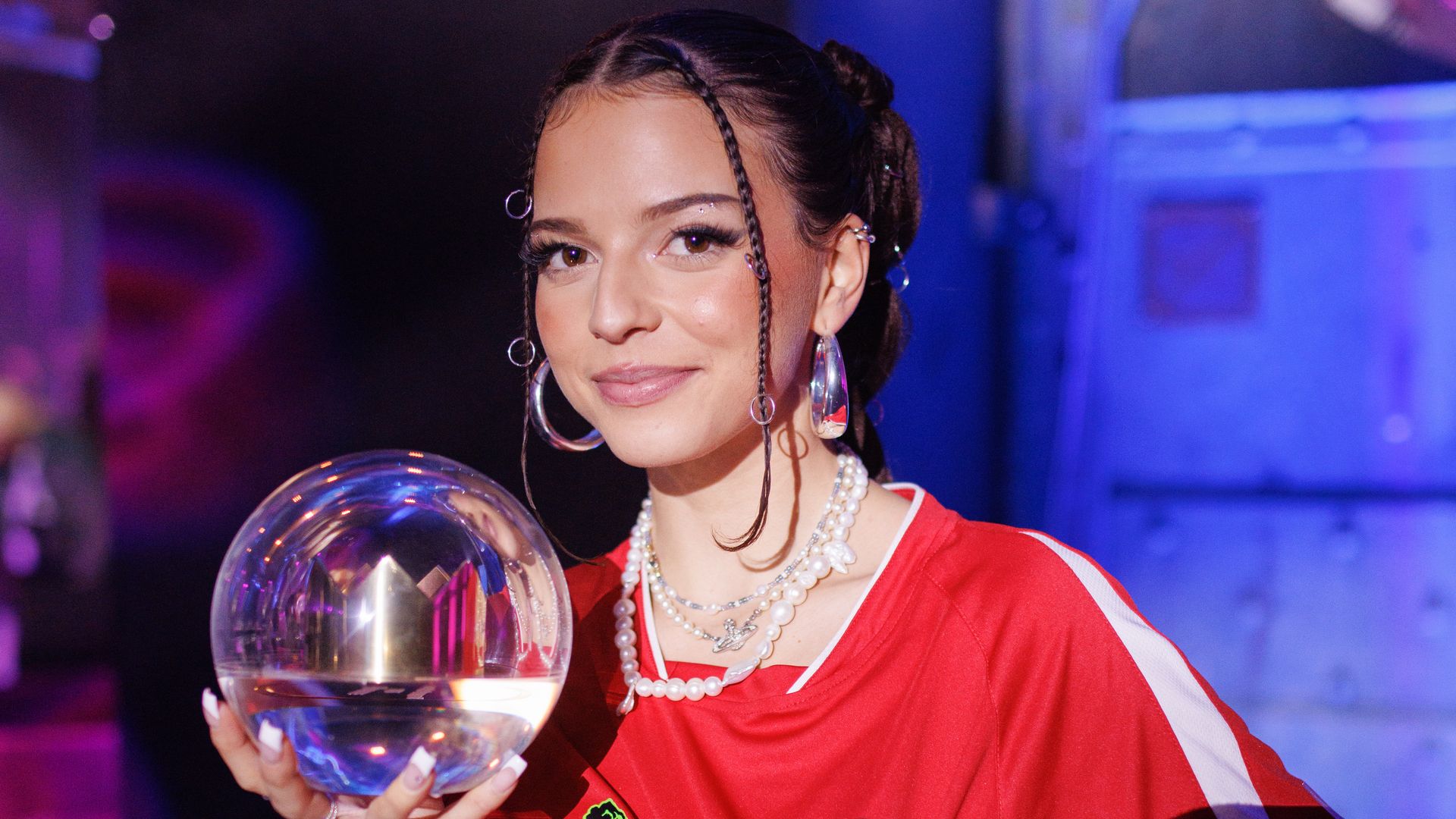 Newcomerin Nina Chuba erobert die Charts mit erstem Album!