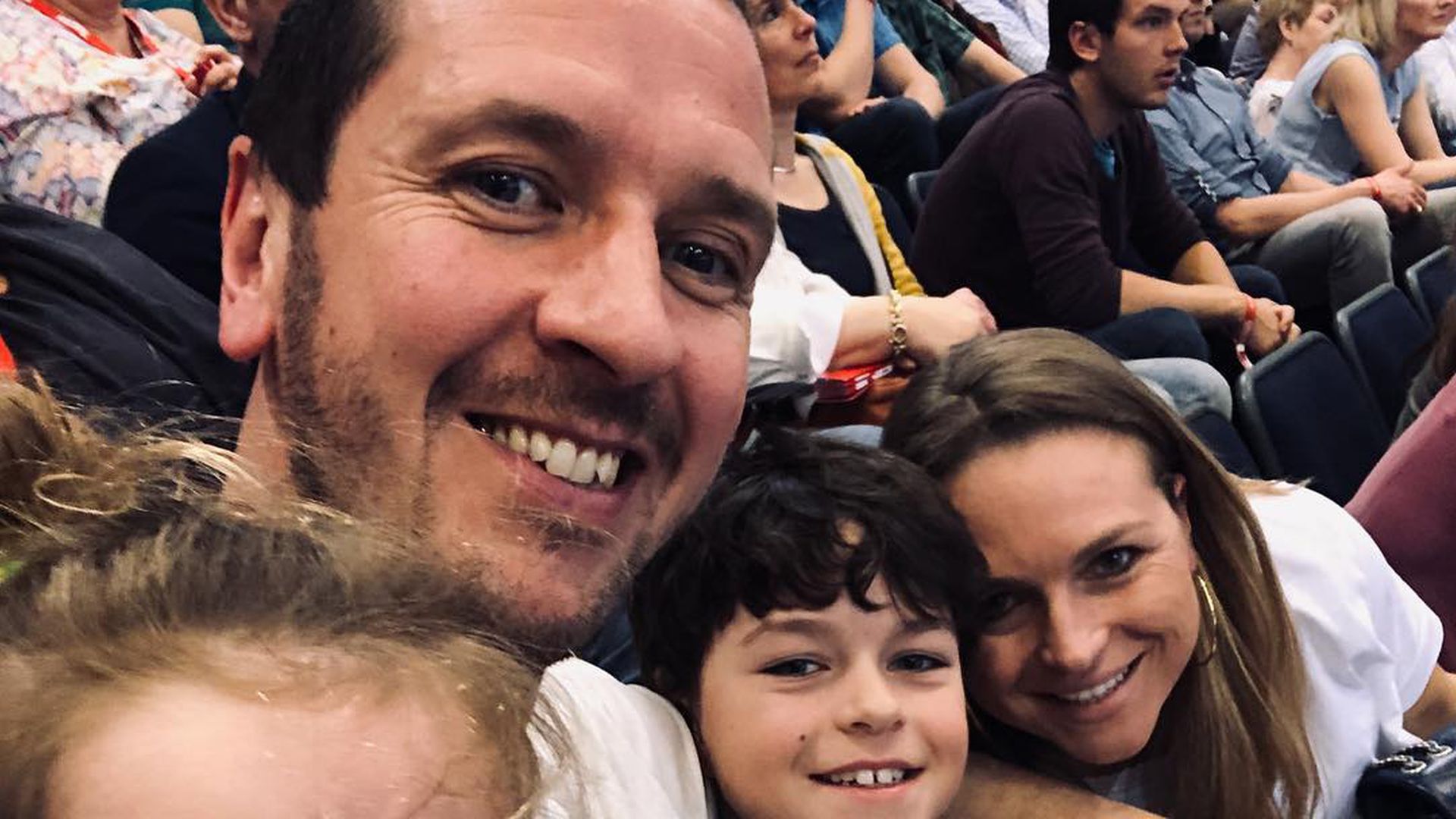 Mega-Emotional: "Let's Dance"-Pascal spricht über Familie | Promiflash.de