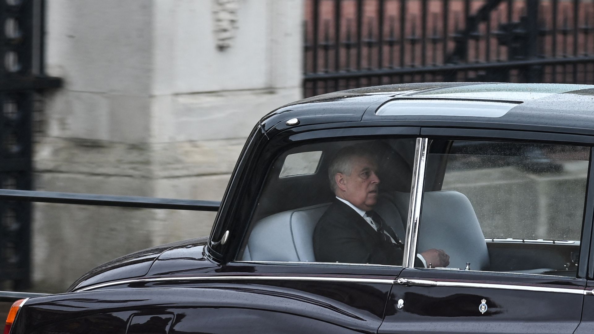 Ausgebuht! Prinz Andrew fährt an der Westminster Abbey vor