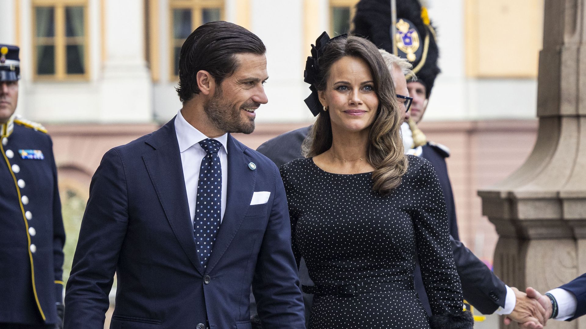 So süß achtet Prinz Carl Philip auf seine schwangere Ehefrau