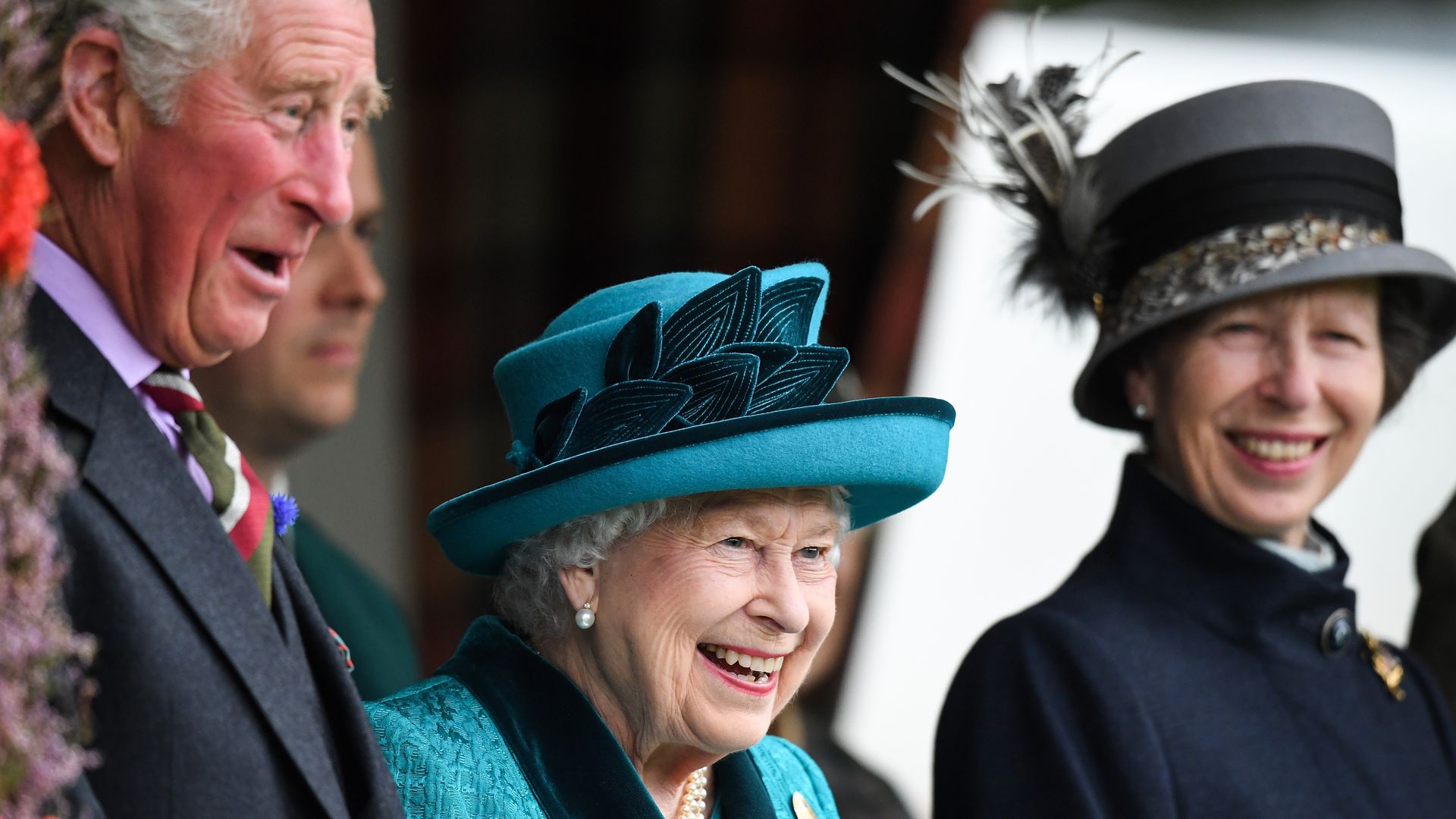 Küsse & Stößchen: Willem-Alexander & Maxima bei Queen-Besuch