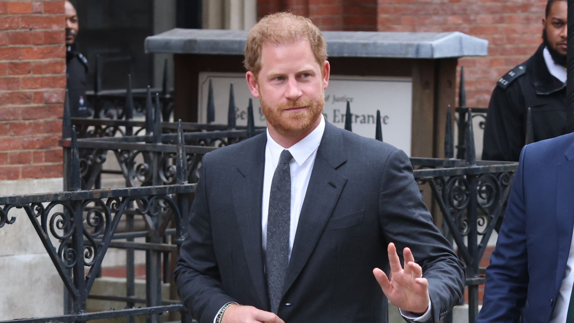 Bleibt er länger? Prinz Harry zum Krönungs-Lunch eingeladen!