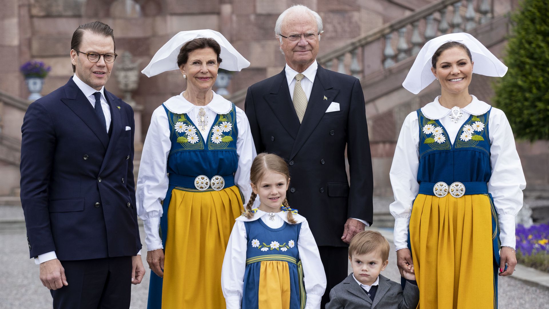 Prinz Oscar: Niedliches Grumpy-Comeback im grauen Anzug | Promiflash.de