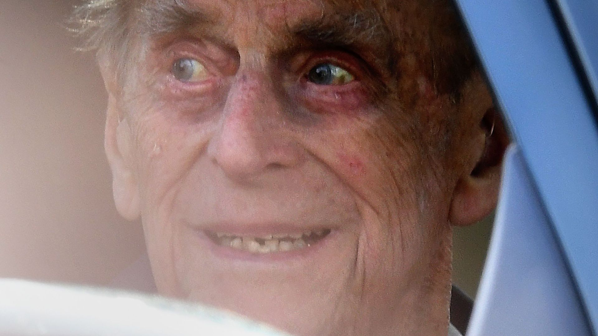 Beim Autofahren: Erste Bilder von Prinz Philip nach Hüft-OP | Promiflash.de