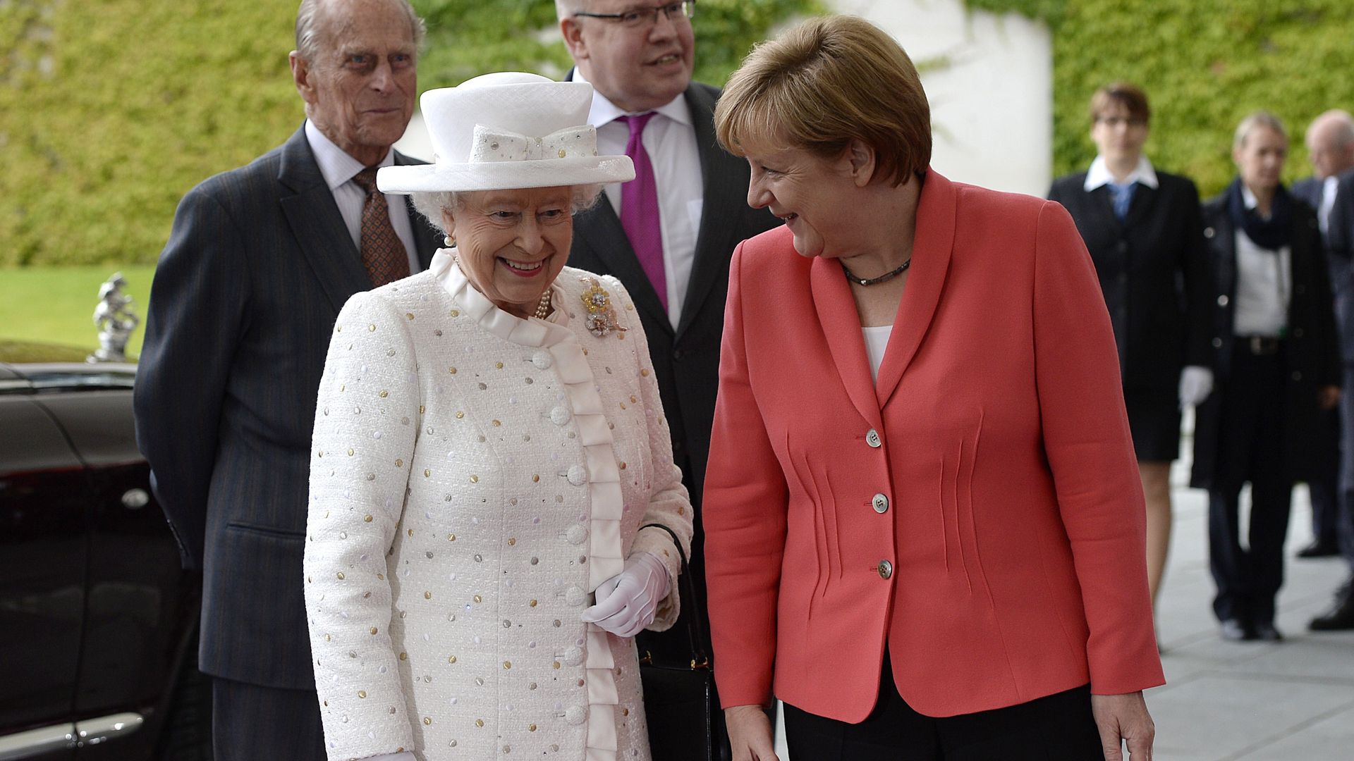 Sie lächelt! Angela Merkel empfängt die Queen | Promiflash.de