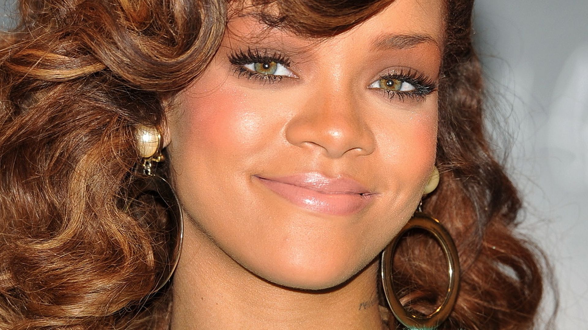 Wow! Rihanna kommt ins Guinness Buch der Rekorde | Promiflash.de