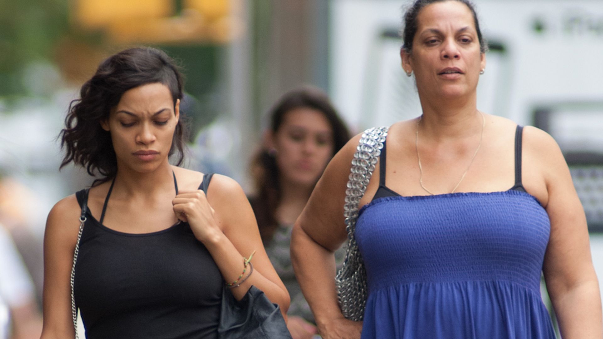 Lässige Ladies! Rosario Dawson & ihre "Momma" | Promiflash.de
