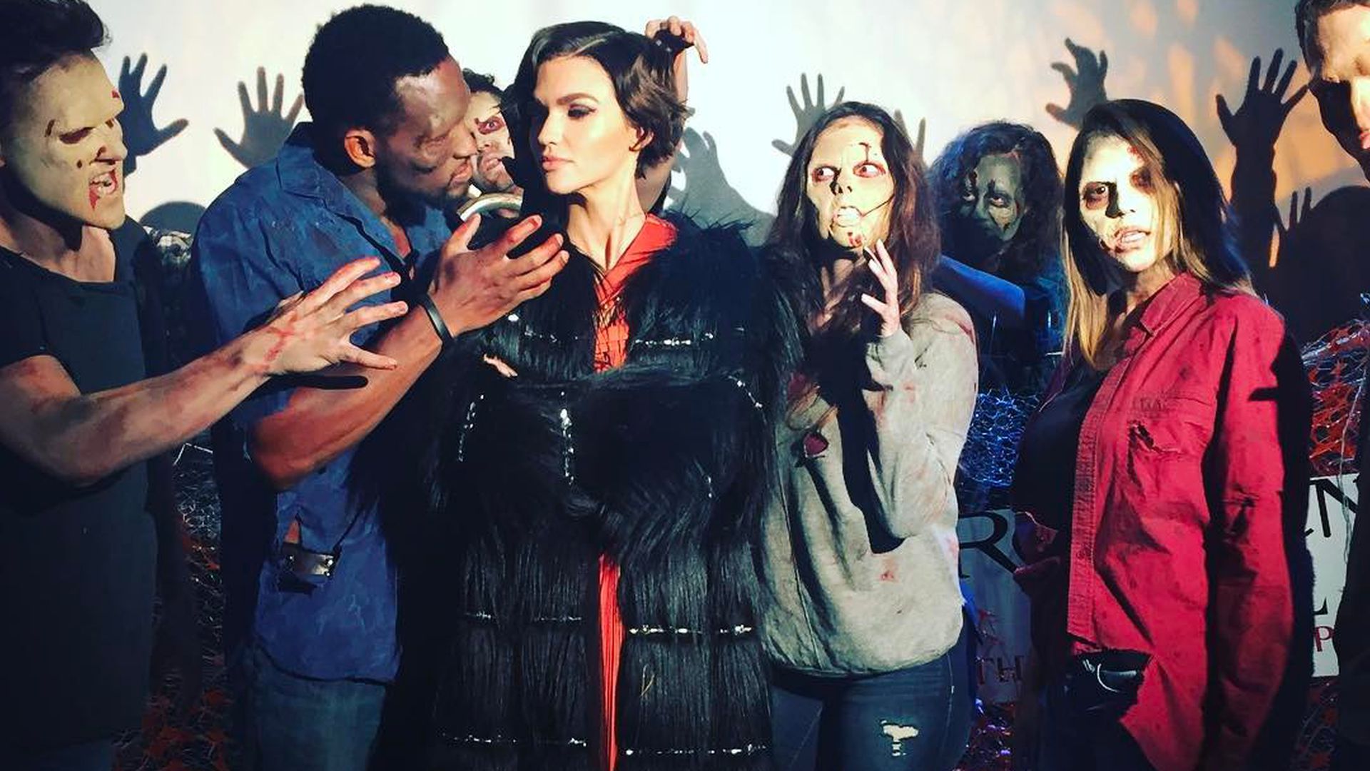 Zum Anbeißen! Auch Zombies sind verrückt nach Ruby Rose | Promiflash.de