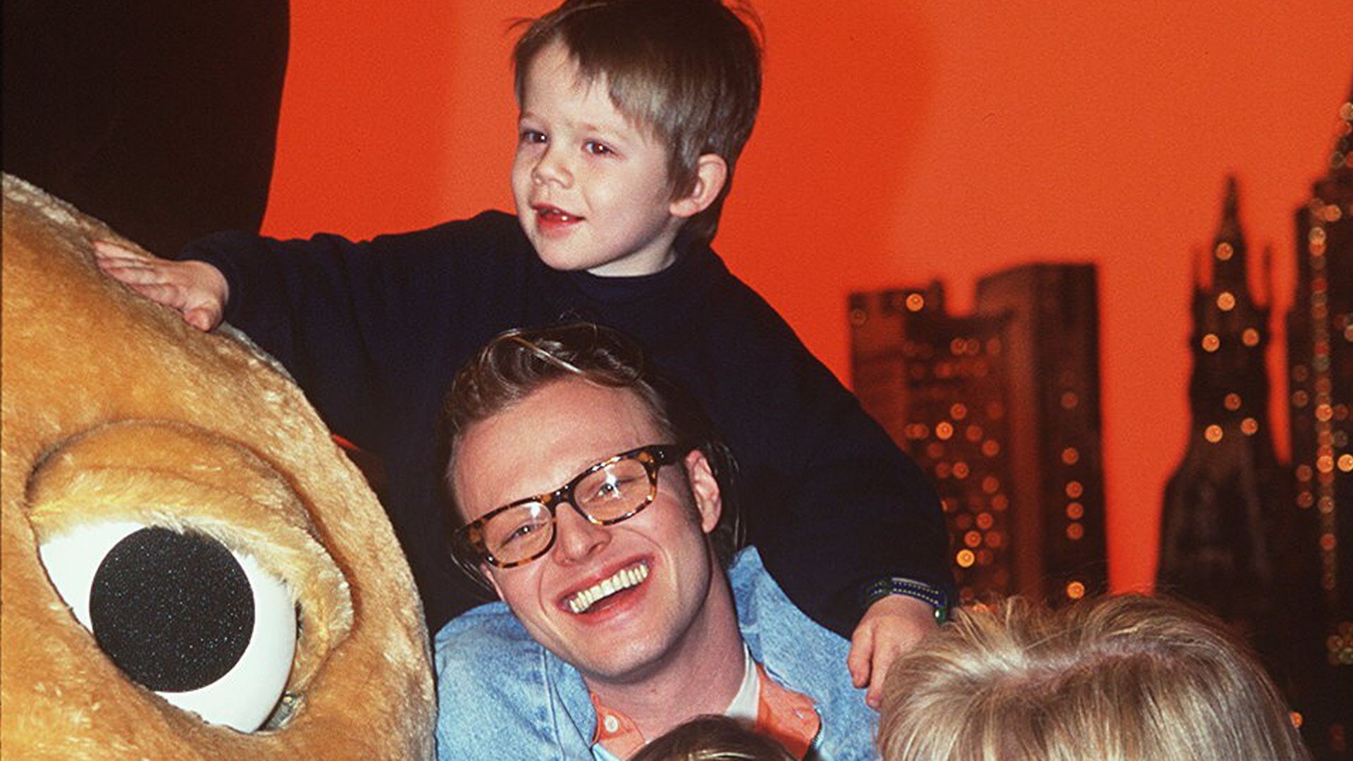 Welcher "Fack ju Göhte"-Star ist da auf Raabs Schultern? | Promiflash.de