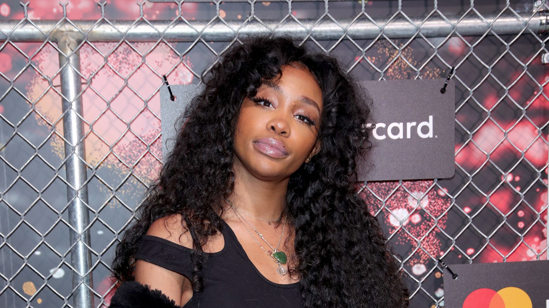 R&B-Star SZA: Ihre Stimmbänder sind ernsthaft verletzt | Promiflash.de