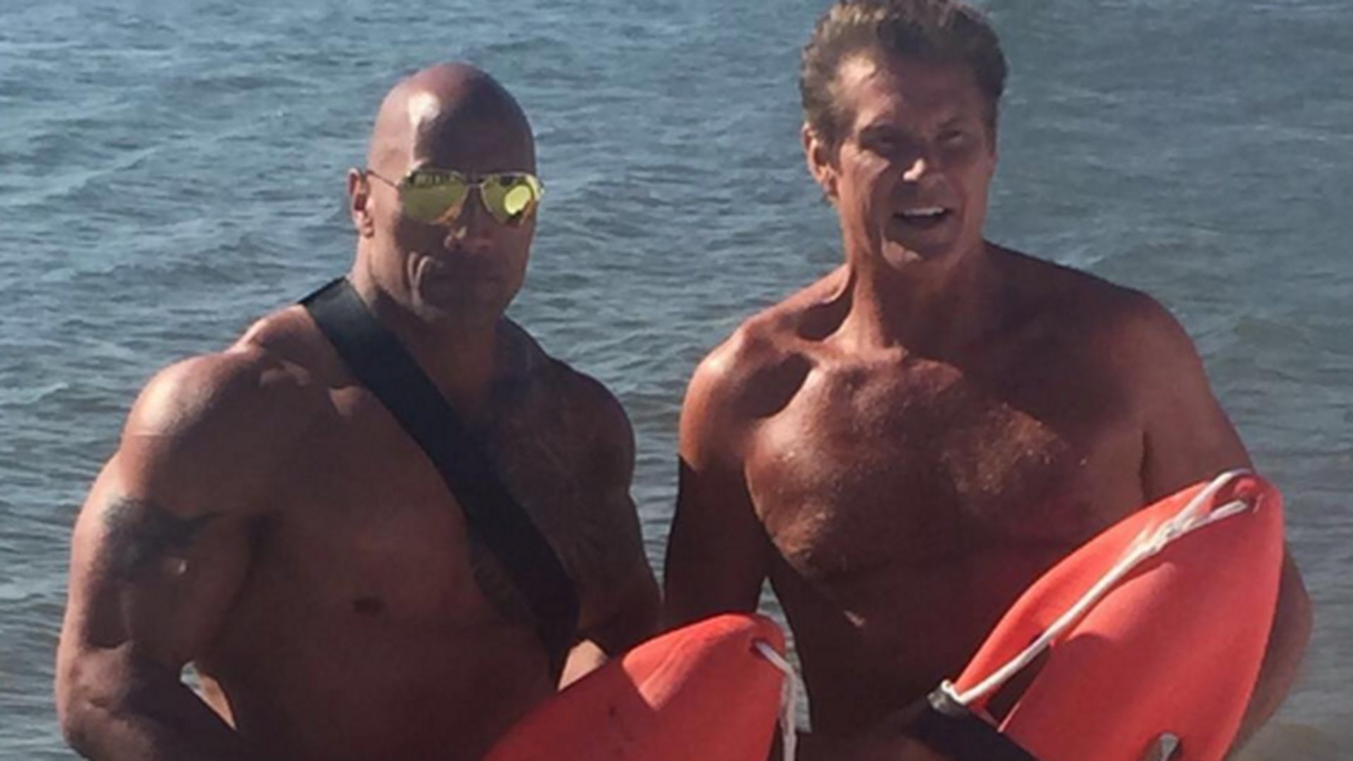 The Rock & David Hasselhoff: Mucki-Battle bei "Baywatch" | Promiflash.de