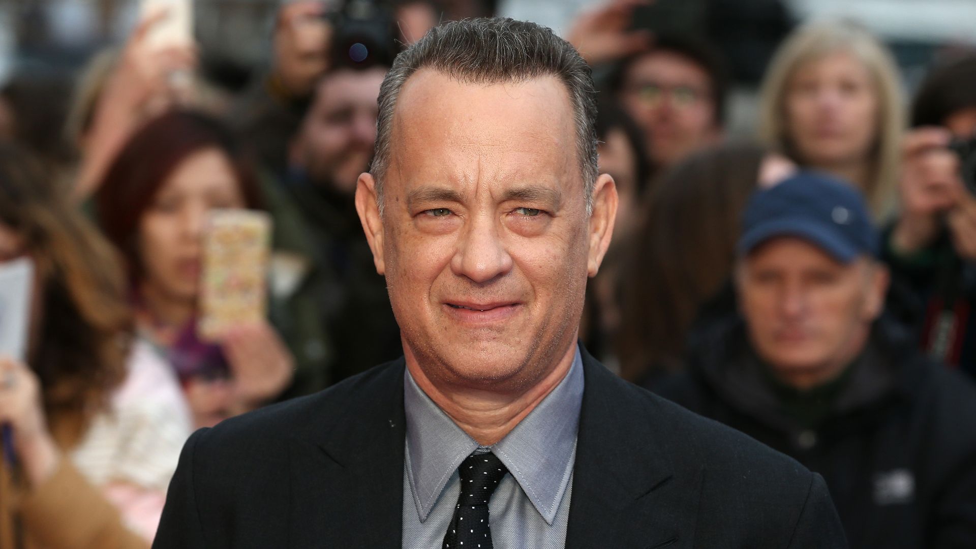 Emotional wie nie! Tom Hanks weint fast in Radio-Interview | Promiflash.de