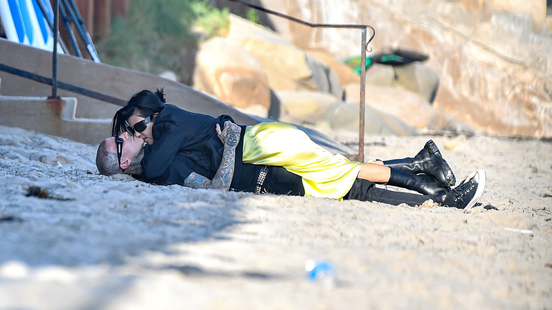 Bodenständig: Travis Barker und Kourtney kuscheln am Strand