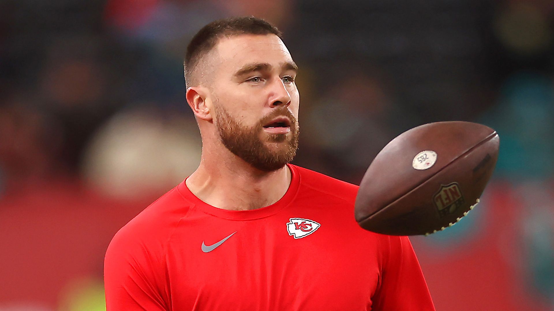 Travis Kelce zeigt sich nach Workout mit wildem Rückenhaar