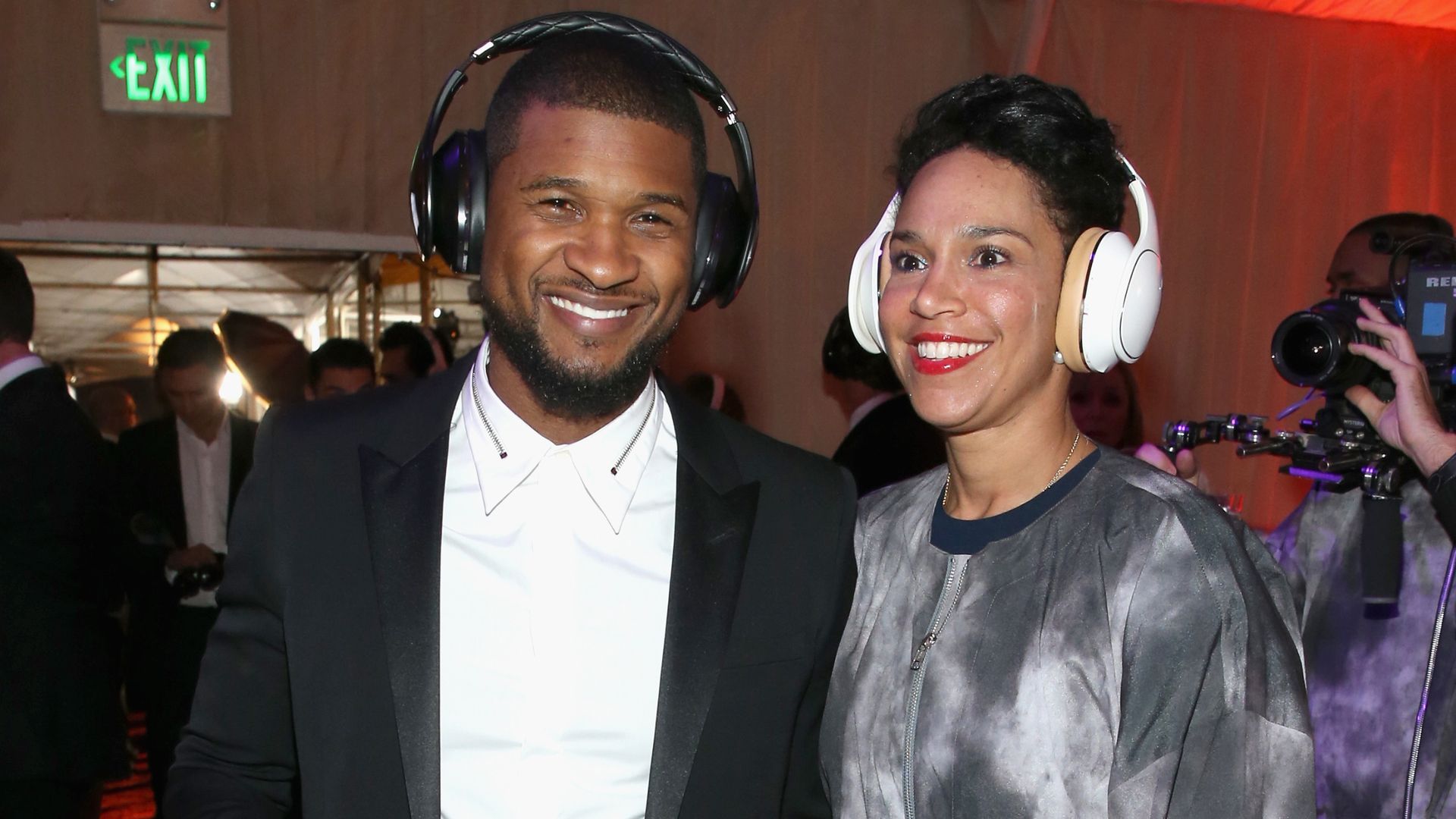 Wow! Ushers Verlobte zeigt ihren Diamant-Ring | Promiflash.de