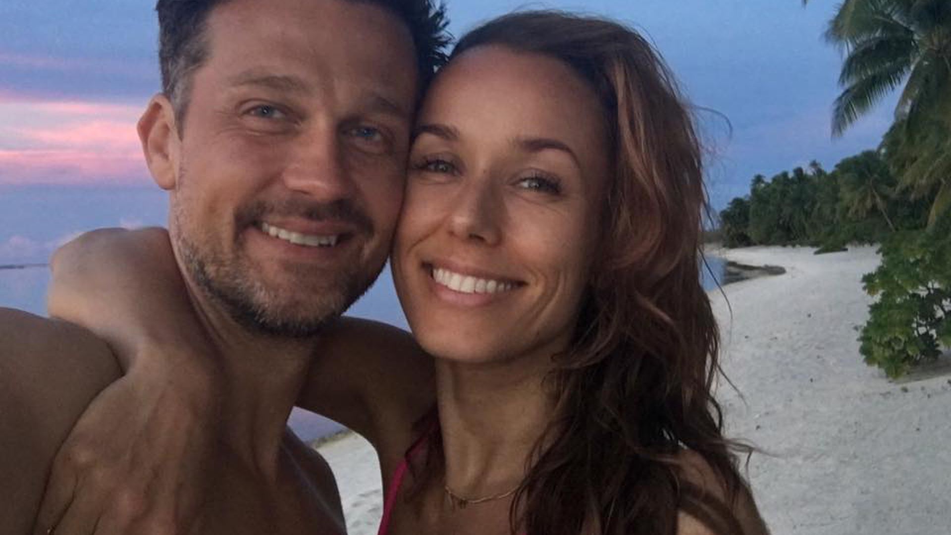 Turtelurlaub: Wayne & Annemarie Carpendales süßer Strandgruß ...