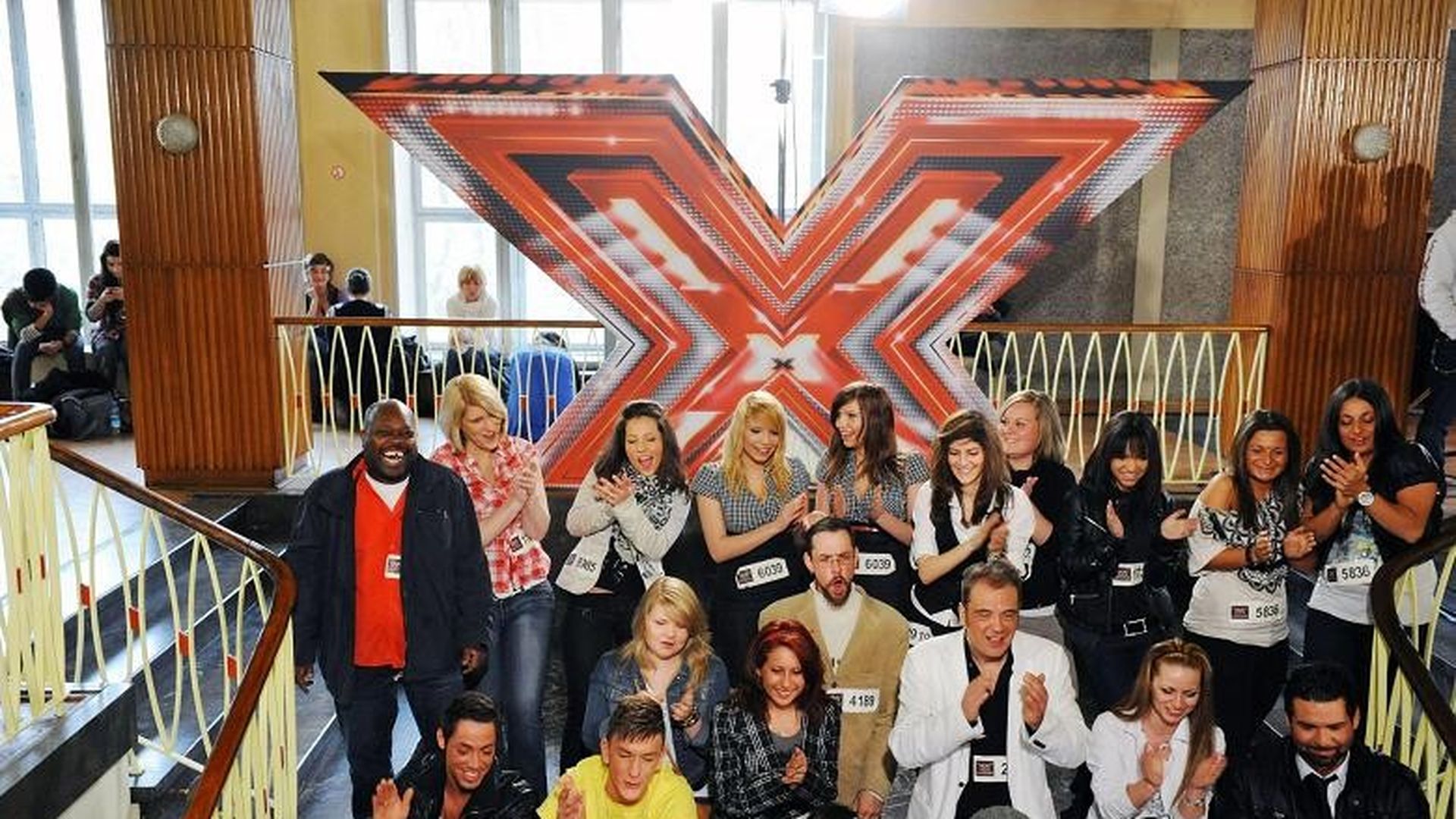 X-Factor: 17-jährige Zwillinge zicken Jury an | Promiflash.de