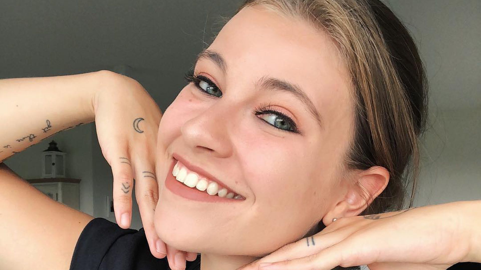 Ganz schön mutig: DAS ist Melina Sophies neues Tattoo | Promiflash.de